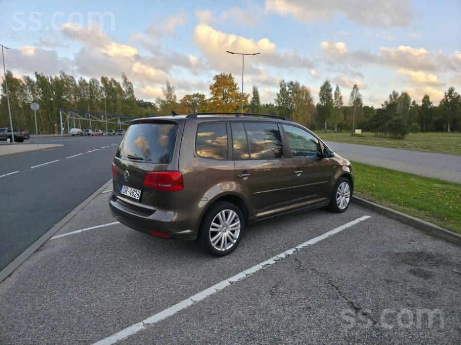 Brown Volkswagen Touran 2013 in Valmiera, with an engine capacity of 1.60 L and mileage of 295 thousand km for 4850 €, photo 5 on AUTOMOTO.COM.LV