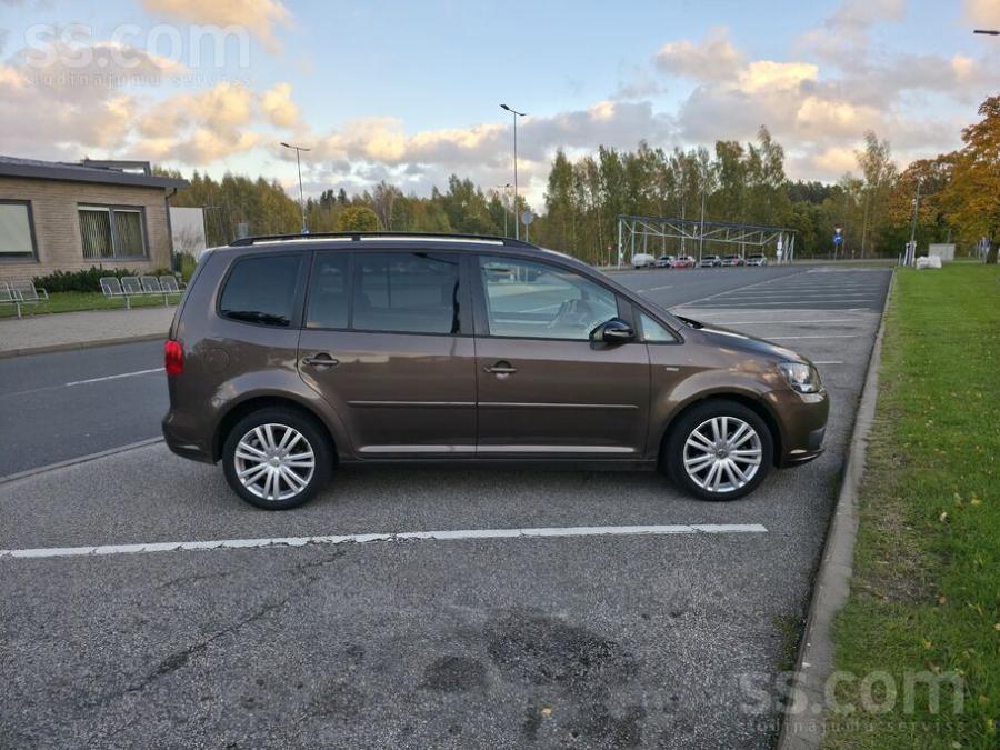 Brown Volkswagen Touran 2013 in Valmiera, with an engine capacity of 1.60 L and mileage of 295 thousand km for 4850 €, photo 6 on AUTOMOTO.COM.LV