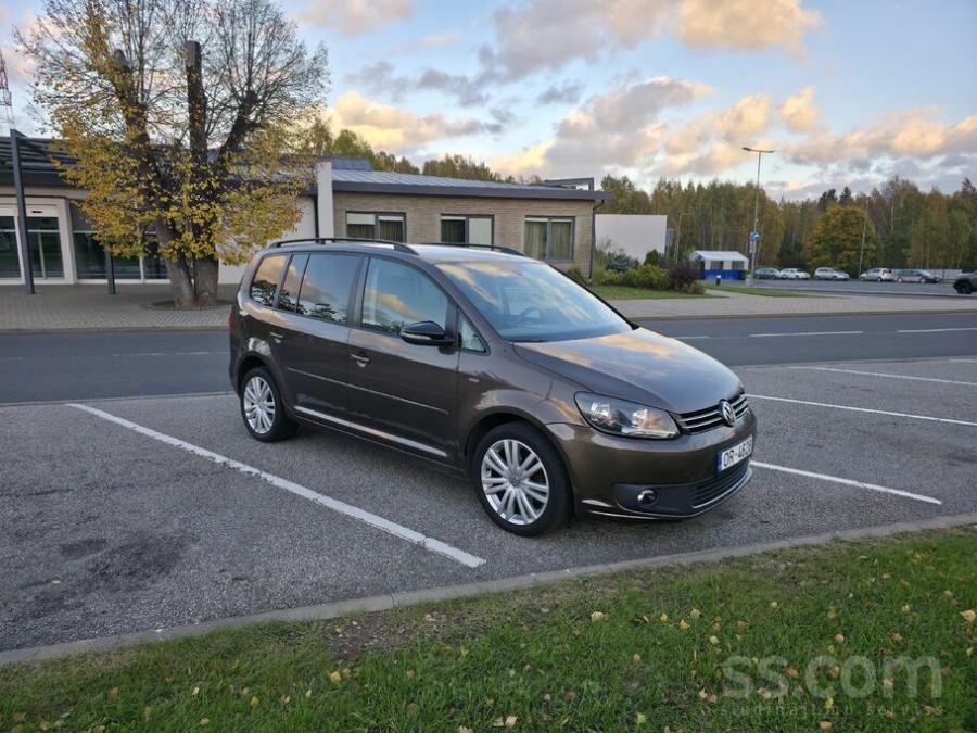 Brown Volkswagen Touran 2013 in Valmiera, with an engine capacity of 1.60 L and mileage of 295 thousand km for 4850 €, photo 7 on AUTOMOTO.COM.LV