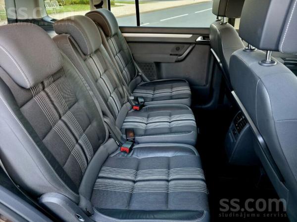 Brown Volkswagen Touran 2013 in Valmiera, with an engine capacity of 1.60 L and mileage of 295 thousand km for 4850 €, photo 10 on AUTOMOTO.COM.LV