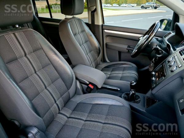 Brown Volkswagen Touran 2013 in Valmiera, with an engine capacity of 1.60 L and mileage of 295 thousand km for 4850 €, photo 11 on AUTOMOTO.COM.LV