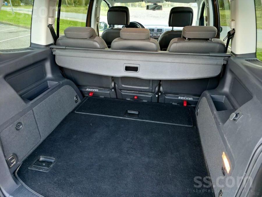 Brown Volkswagen Touran 2013 in Valmiera, with an engine capacity of 1.60 L and mileage of 295 thousand km for 4850 €, photo 13 on AUTOMOTO.COM.LV