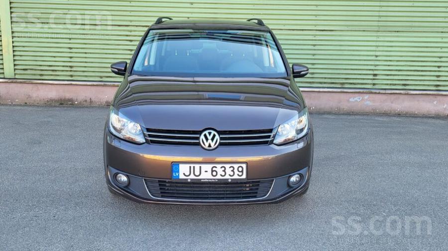 Brown Volkswagen Touran 2014 in Aizkraukle, with an engine capacity of 1.60 L and mileage of 221 thousand km for 6950 €, photo 2 on AUTOMOTO.COM.LV