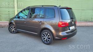 Brown Volkswagen Touran 2014 in Aizkraukle, with an engine capacity of 1.60 L and mileage of 221 thousand km for 6950 €, photo 15 on AUTOMOTO.COM.LV