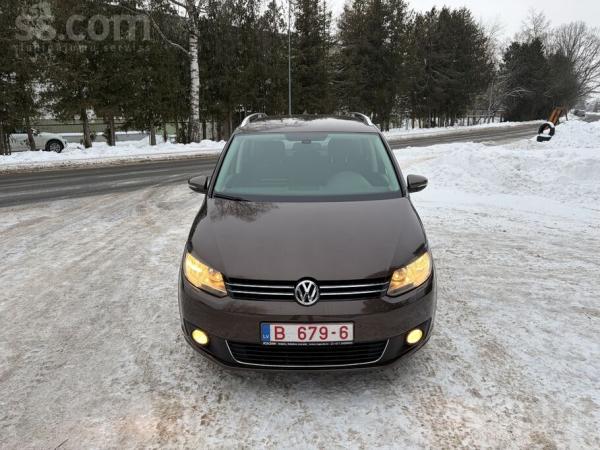 Brown Volkswagen Touran 2014 in Ogre, with an engine capacity of 1.60 L and mileage of 214 thousand km for 8450 €, photo 9 on AUTOMOTO.COM.LV