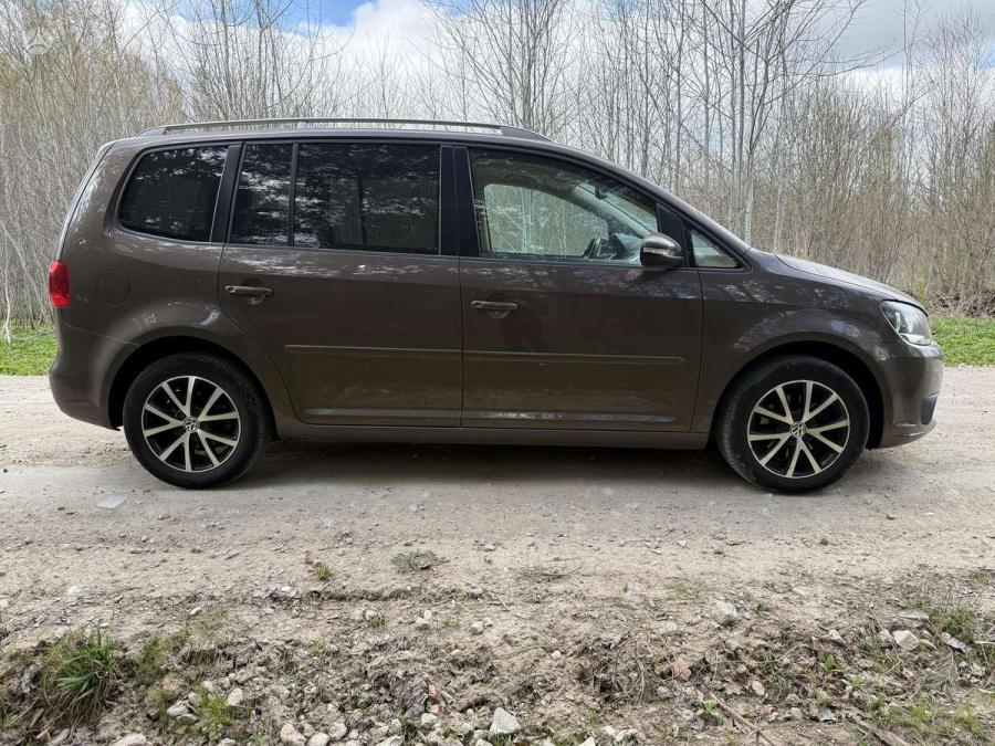 Brūns Volkswagen Touran 2014 Viļņa, ar dzinēja tilpumu 1.60 L un nobraukumu 218 tūkst. km par 7600 €, foto 5 vietnē AUTOMOTO.COM.LV