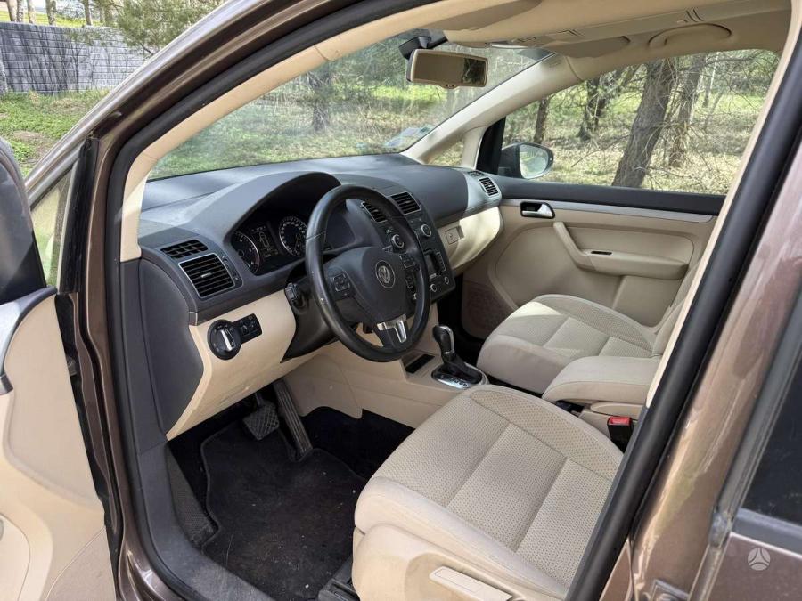 Brūns Volkswagen Touran 2014 Viļņa, ar dzinēja tilpumu 1.60 L un nobraukumu 218 tūkst. km par 7600 €, foto 13 vietnē AUTOMOTO.COM.LV