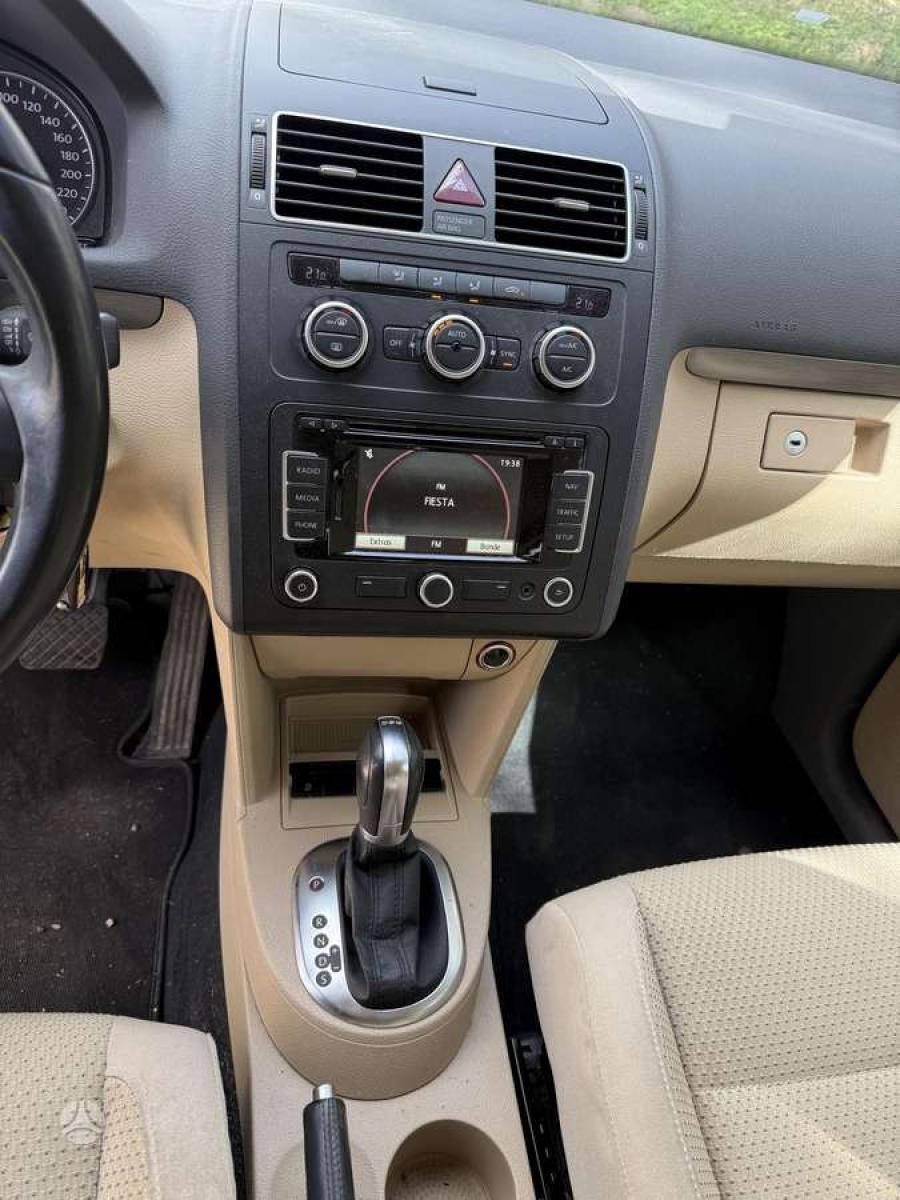Brūns Volkswagen Touran 2014 Viļņa, ar dzinēja tilpumu 1.60 L un nobraukumu 218 tūkst. km par 7600 €, foto 14 vietnē AUTOMOTO.COM.LV