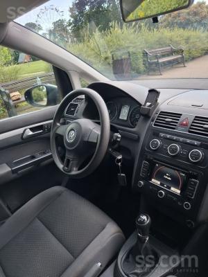 Brūns Volkswagen Touran 2014 Rīga, ar dzinēja tilpumu 1.60 L un nobraukumu 282 tūkst. km par 5500 €, foto 6 vietnē AUTOMOTO.COM.LV