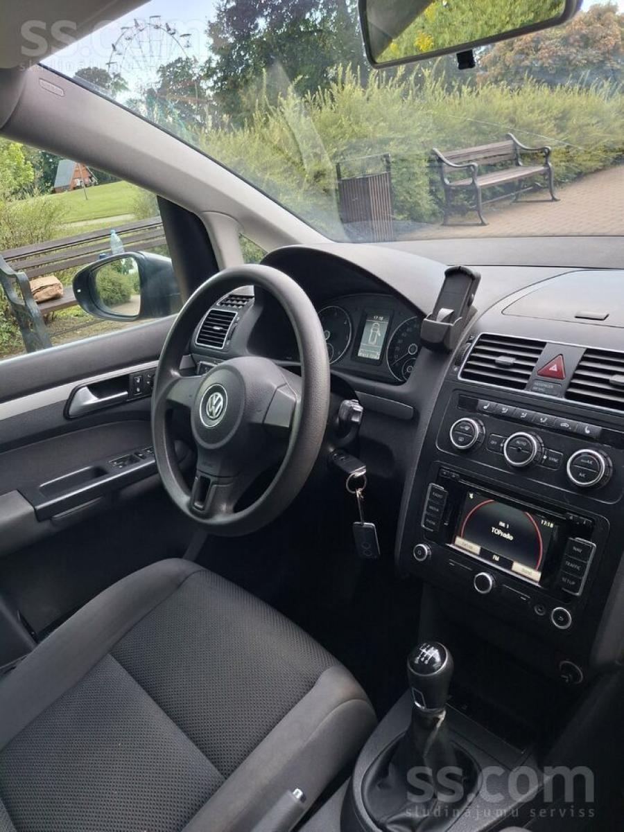 Brūns Volkswagen Touran 2014 Rīga, ar dzinēja tilpumu 1.60 L un nobraukumu 282 tūkst. km par 5500 €, foto 6 vietnē AUTOMOTO.COM.LV