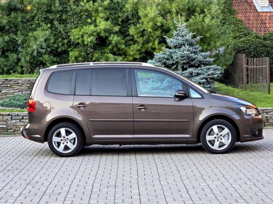 Brown Volkswagen Touran 2014 in Kedainiai, with an engine capacity of 1.97 L and mileage of 248 thousand km for 7850 €, photo 12 on AUTOMOTO.COM.LV