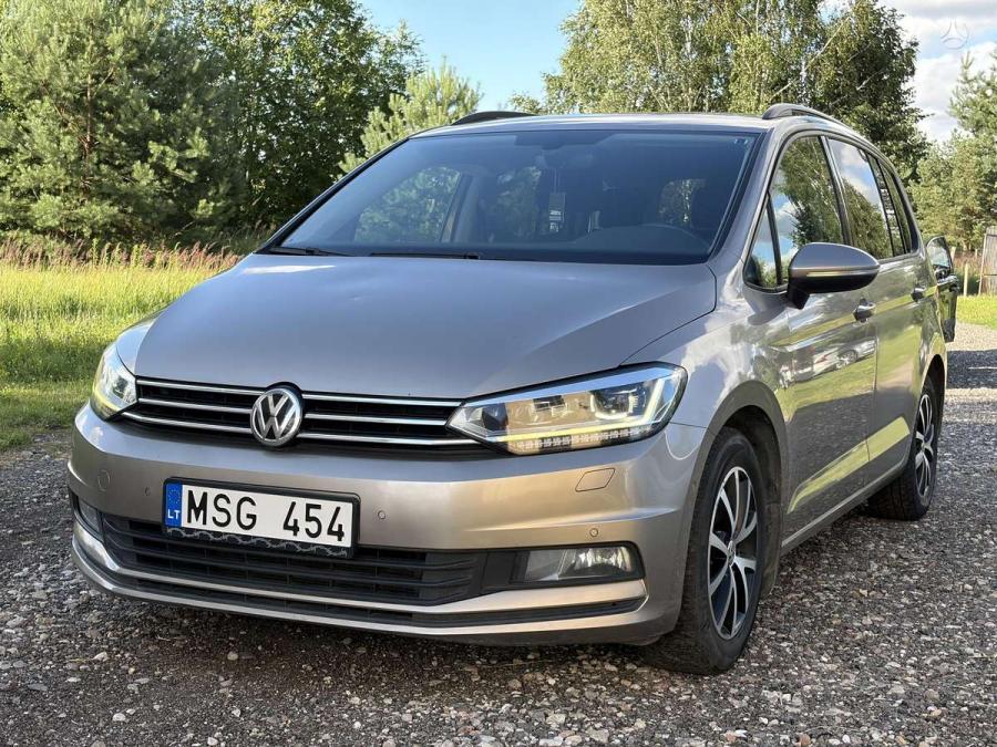 Brown Volkswagen Touran 2016 in Ukmerge, with an engine capacity of 1.60 L and mileage of 395 thousand km for 4700 €, photo 3 on AUTOMOTO.COM.LV
