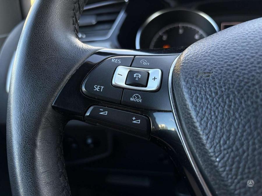 Brown Volkswagen Touran 2016 in Ukmerge, with an engine capacity of 1.60 L and mileage of 395 thousand km for 4700 €, photo 13 on AUTOMOTO.COM.LV