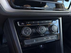 Brown Volkswagen Touran 2016 in Ukmerge, with an engine capacity of 1.60 L and mileage of 395 thousand km for 4700 €, photo 14 on AUTOMOTO.COM.LV