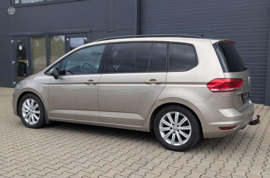 Brown Volkswagen Touran 2016 in Kaunas, with an engine capacity of 1.60 L and mileage of 212 thousand km for 4350 €, photo 6 on AUTOMOTO.COM.LV