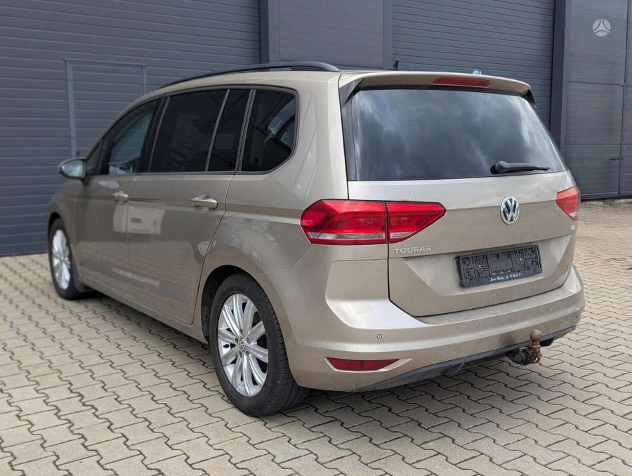 Brown Volkswagen Touran 2016 in Kaunas, with an engine capacity of 1.60 L and mileage of 212 thousand km for 4350 €, photo 7 on AUTOMOTO.COM.LV