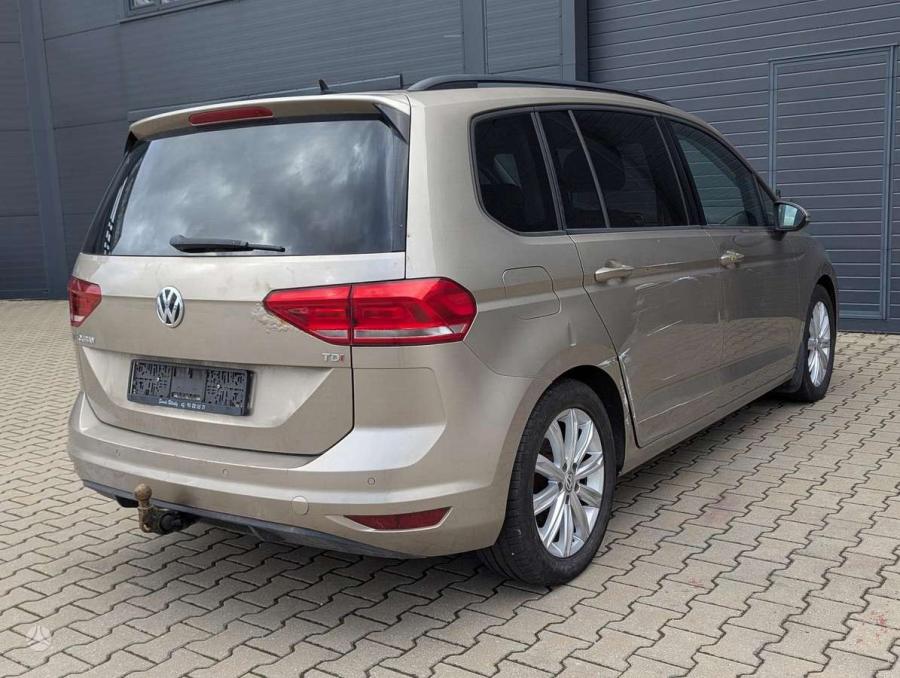 Brown Volkswagen Touran 2016 in Kaunas, with an engine capacity of 1.60 L and mileage of 212 thousand km for 4350 €, photo 9 on AUTOMOTO.COM.LV