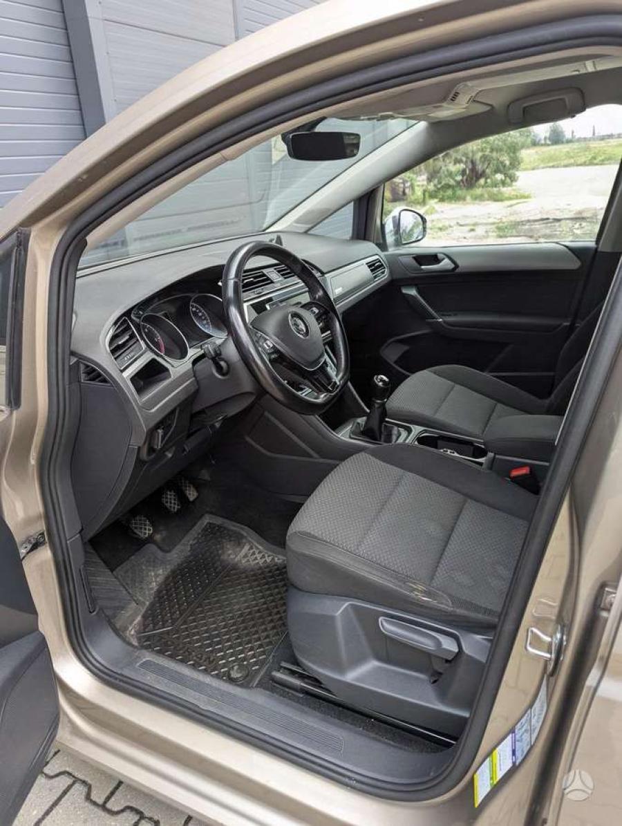 Brown Volkswagen Touran 2016 in Kaunas, with an engine capacity of 1.60 L and mileage of 212 thousand km for 4350 €, photo 18 on AUTOMOTO.COM.LV