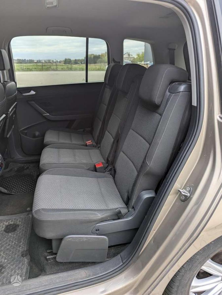 Brown Volkswagen Touran 2016 in Kaunas, with an engine capacity of 1.60 L and mileage of 212 thousand km for 4350 €, photo 20 on AUTOMOTO.COM.LV