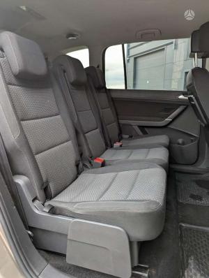 Brown Volkswagen Touran 2016 in Kaunas, with an engine capacity of 1.60 L and mileage of 212 thousand km for 4350 €, photo 24 on AUTOMOTO.COM.LV