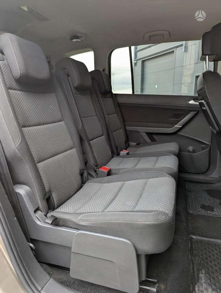 Brown Volkswagen Touran 2016 in Kaunas, with an engine capacity of 1.60 L and mileage of 212 thousand km for 4350 €, photo 24 on AUTOMOTO.COM.LV