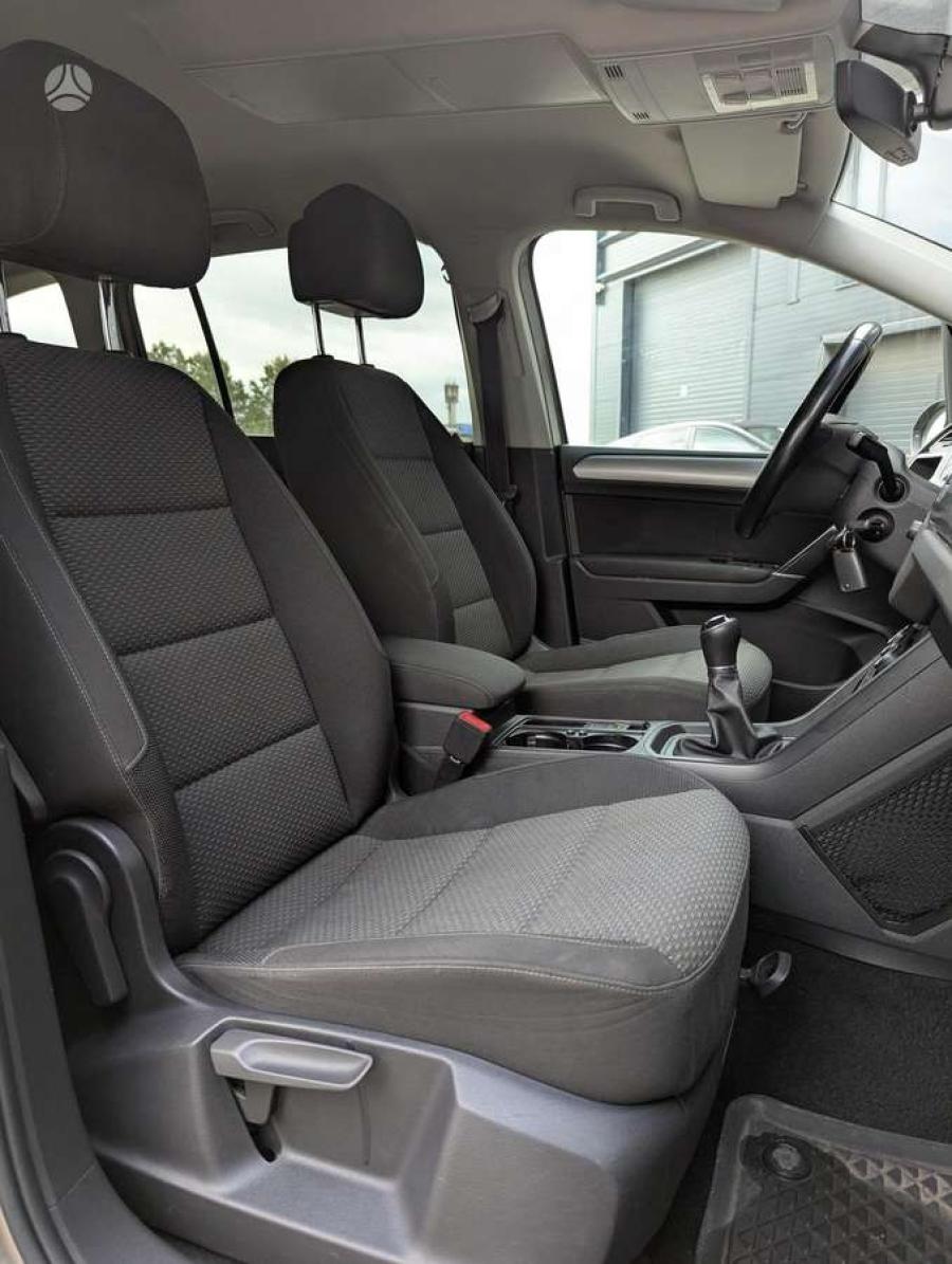 Brown Volkswagen Touran 2016 in Kaunas, with an engine capacity of 1.60 L and mileage of 212 thousand km for 4350 €, photo 26 on AUTOMOTO.COM.LV