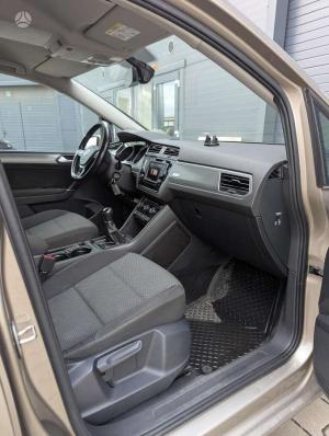 Brown Volkswagen Touran 2016 in Kaunas, with an engine capacity of 1.60 L and mileage of 212 thousand km for 4350 €, photo 27 on AUTOMOTO.COM.LV