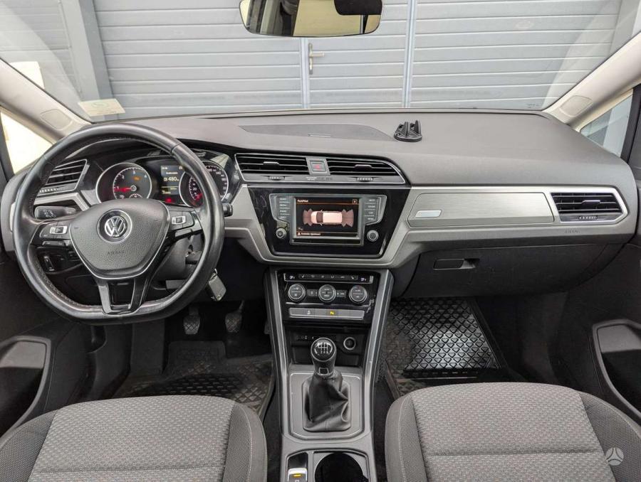 Brown Volkswagen Touran 2016 in Kaunas, with an engine capacity of 1.60 L and mileage of 212 thousand km for 4350 €, photo 29 on AUTOMOTO.COM.LV