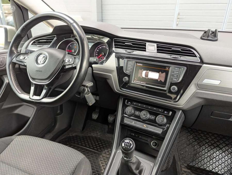 Brown Volkswagen Touran 2016 in Kaunas, with an engine capacity of 1.60 L and mileage of 212 thousand km for 4350 €, photo 30 on AUTOMOTO.COM.LV