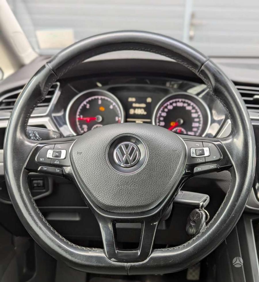 Brown Volkswagen Touran 2016 in Kaunas, with an engine capacity of 1.60 L and mileage of 212 thousand km for 4350 €, photo 32 on AUTOMOTO.COM.LV