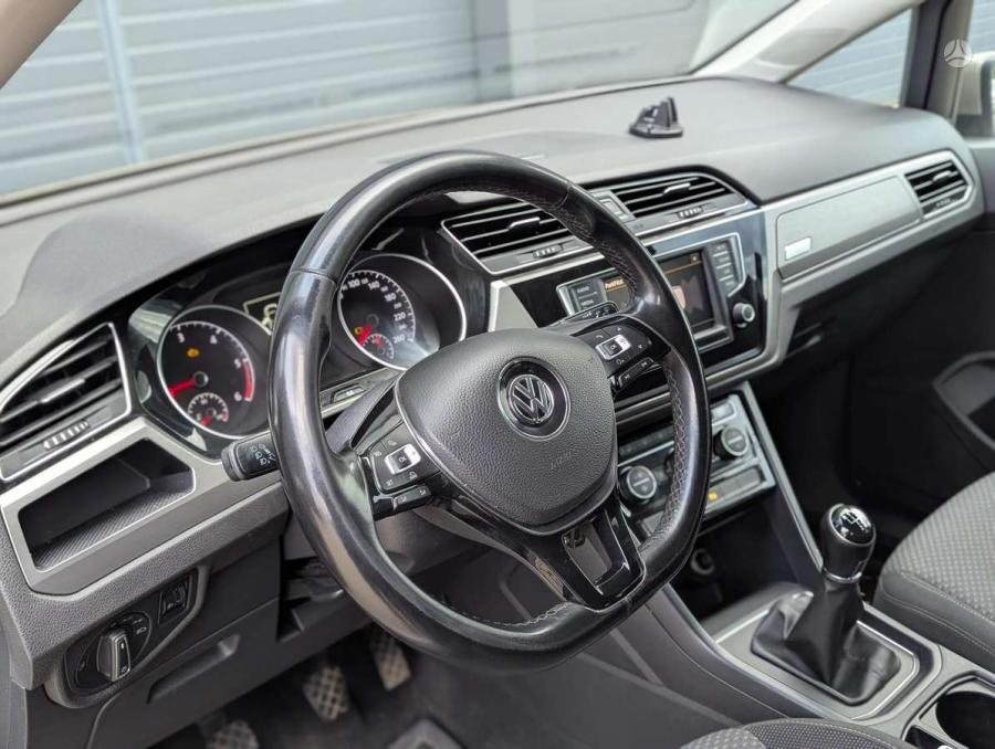 Brown Volkswagen Touran 2016 in Kaunas, with an engine capacity of 1.60 L and mileage of 212 thousand km for 4350 €, photo 33 on AUTOMOTO.COM.LV