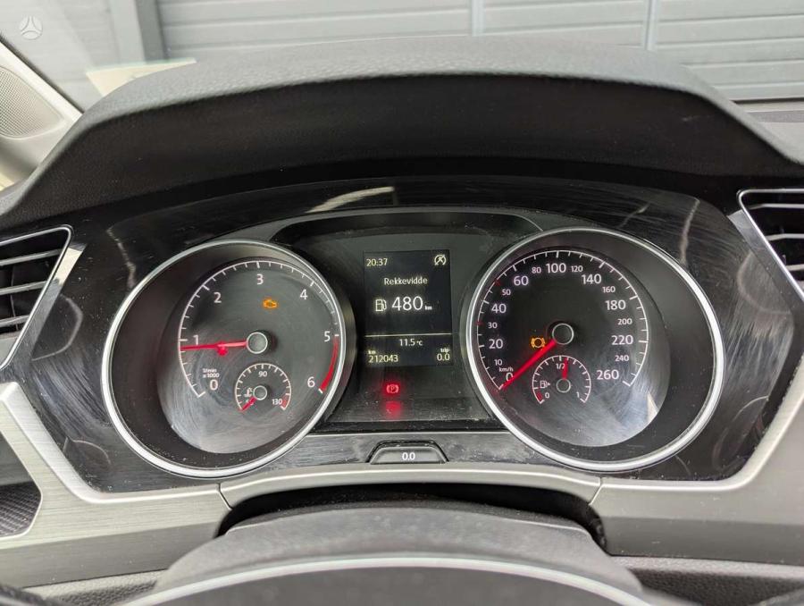 Brown Volkswagen Touran 2016 in Kaunas, with an engine capacity of 1.60 L and mileage of 212 thousand km for 4350 €, photo 34 on AUTOMOTO.COM.LV
