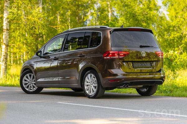 Brown Volkswagen Touran 2017 in Riga, with an engine capacity of 2.00 L and mileage of 236 thousand km for 12690 €, photo 2 on AUTOMOTO.COM.LV