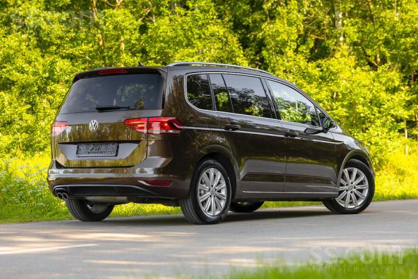Brown Volkswagen Touran 2017 in Riga, with an engine capacity of 2.00 L and mileage of 236 thousand km for 12690 €, photo 8 on AUTOMOTO.COM.LV