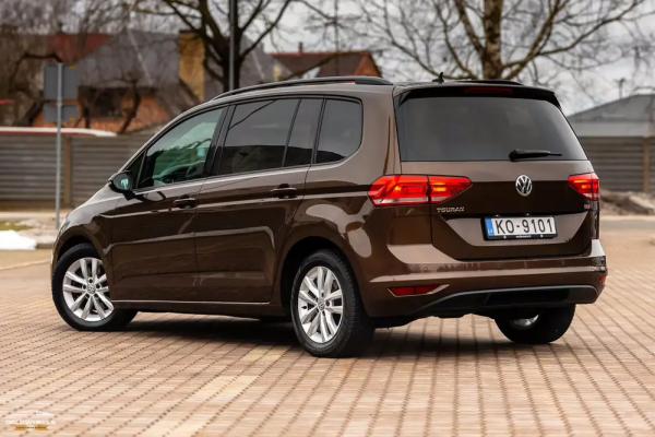 Brūns Volkswagen Touran 2017 Jelgava, ar dzinēja tilpumu 1.60 L un nobraukumu 293 tūkst. km par 6800 €, foto 4 vietnē AUTOMOTO.COM.LV