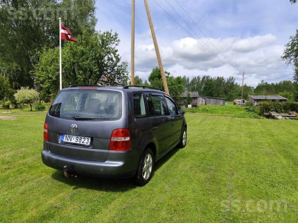 Pelēks Volkswagen Touran 2004 Alūksne, ar dzinēja tilpumu 1.90 L un nobraukumu 393 tūkst. km par 1100 €, foto 6 vietnē AUTOMOTO.COM.LV