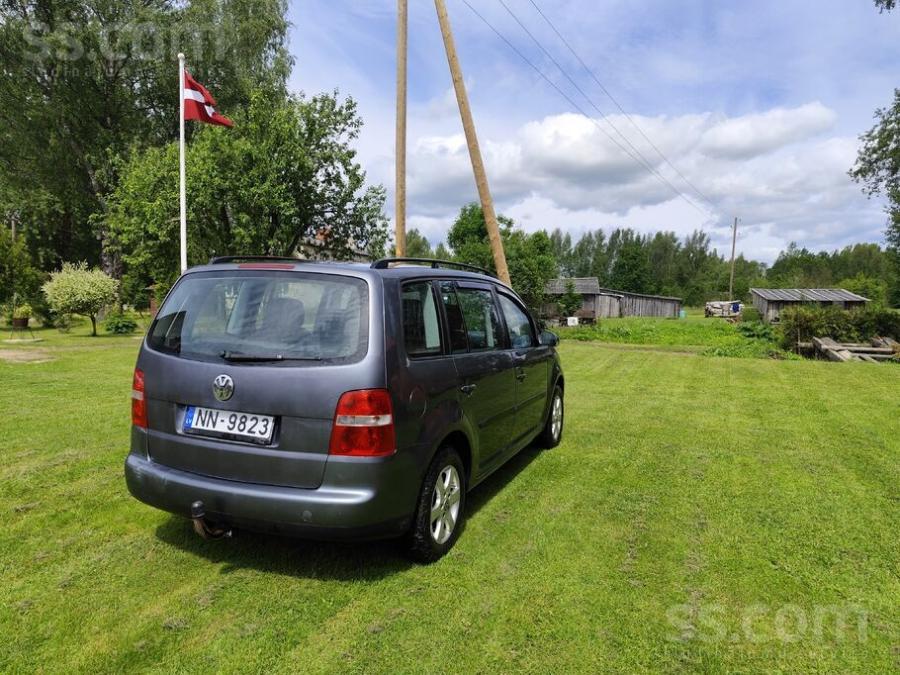 Pelēks Volkswagen Touran 2004 Alūksne, ar dzinēja tilpumu 1.90 L un nobraukumu 393 tūkst. km par 1100 €, foto 6 vietnē AUTOMOTO.COM.LV