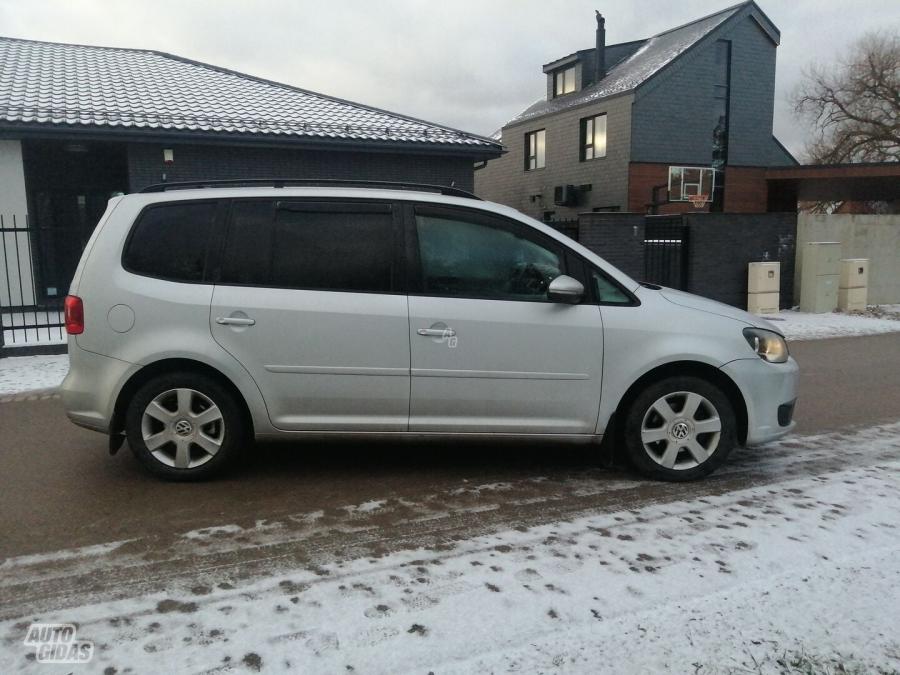 Grey Volkswagen Touran 2011 in Siauliai, with an engine capacity of 1.60 L and mileage of 288 thousand km for 4700 €, photo 2 on AUTOMOTO.COM.LV