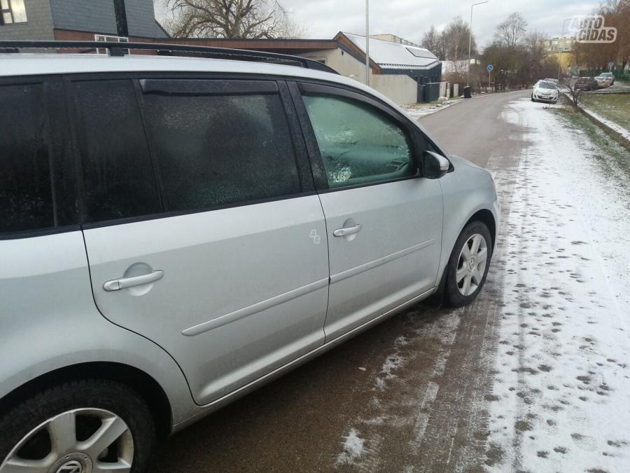 Grey Volkswagen Touran 2011 in Siauliai, with an engine capacity of 1.60 L and mileage of 288 thousand km for 4700 €, photo 7 on AUTOMOTO.COM.LV