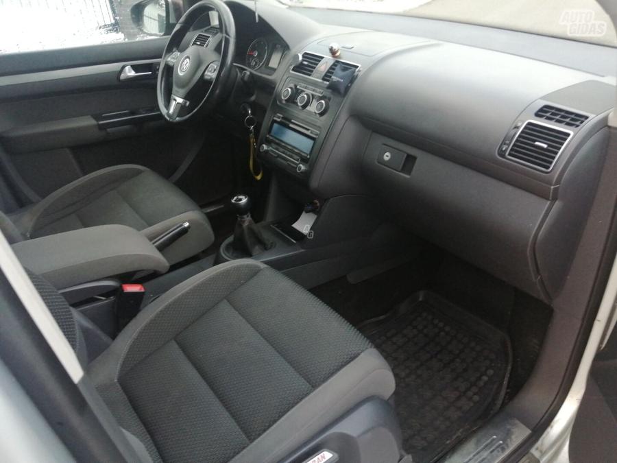 Grey Volkswagen Touran 2011 in Siauliai, with an engine capacity of 1.60 L and mileage of 288 thousand km for 4700 €, photo 11 on AUTOMOTO.COM.LV