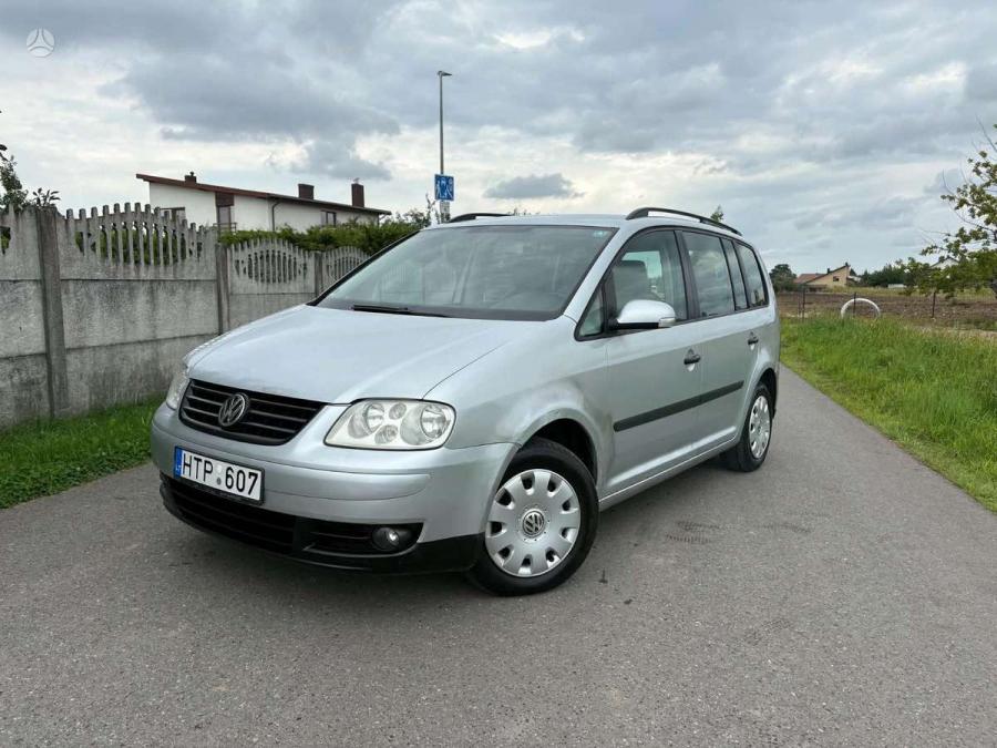 Grey Volkswagen Touran 2003 in Kaunas, with an engine capacity of 1.90 L and mileage of 282 thousand km for 1400 €, photo 1 on AUTOMOTO.COM.LV