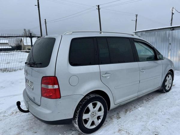 Pelēks Volkswagen Touran 2004 Kauņa, ar dzinēja tilpumu 2.00 L un nobraukumu 370 tūkst. km par 1750 €, foto 3 vietnē AUTOMOTO.COM.LV