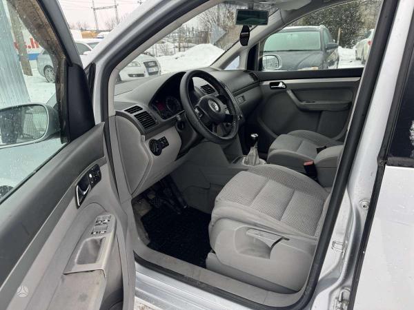 Pelēks Volkswagen Touran 2004 Kauņa, ar dzinēja tilpumu 2.00 L un nobraukumu 370 tūkst. km par 1750 €, foto 9 vietnē AUTOMOTO.COM.LV