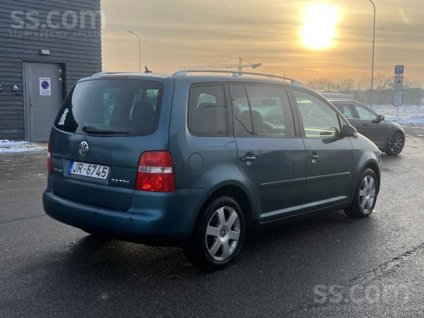 Grey Volkswagen Touran 2005 in Riga, with an engine capacity of 2.00 L and mileage of 400 thousand km for 1590 €, photo 3 on AUTOMOTO.COM.LV