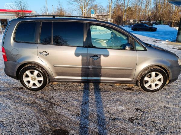 Grey Volkswagen Touran 2006 in Panevezys, with an engine capacity of 1.90 L and mileage of 310 thousand km for 1650 €, photo 3 on AUTOMOTO.COM.LV