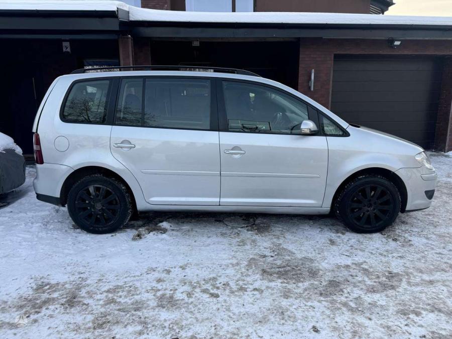 Grey Volkswagen Touran 2007 in Kaunas, with an engine capacity of 1.90 L and mileage of 307 thousand km for 2300 €, photo 4 on AUTOMOTO.COM.LV