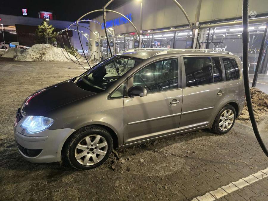 Grey Volkswagen Touran 2007 in Kaunas, with an engine capacity of 2.00 L and mileage of 420 thousand km for 1500 €, photo 1 on AUTOMOTO.COM.LV