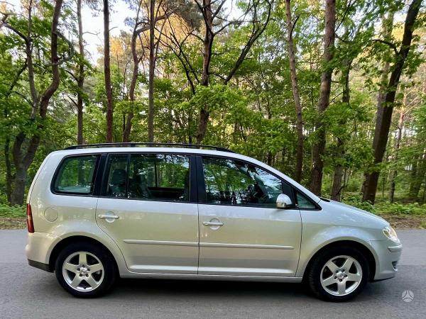 Pelēks Volkswagen Touran 2007 Kauņa, ar dzinēja tilpumu 2.00 L un nobraukumu 289 tūkst. km par 3800 €, foto 4 vietnē AUTOMOTO.COM.LV