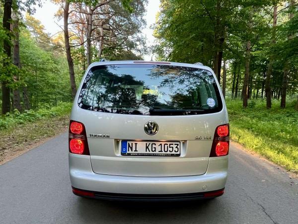 Pelēks Volkswagen Touran 2007 Kauņa, ar dzinēja tilpumu 2.00 L un nobraukumu 289 tūkst. km par 3800 €, foto 6 vietnē AUTOMOTO.COM.LV