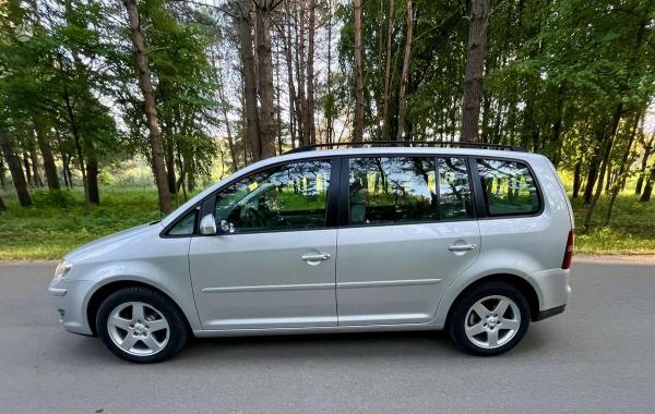 Pelēks Volkswagen Touran 2007 Kauņa, ar dzinēja tilpumu 2.00 L un nobraukumu 289 tūkst. km par 3800 €, foto 8 vietnē AUTOMOTO.COM.LV